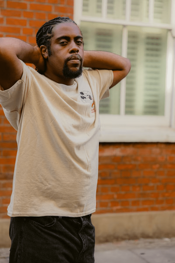 Oltre 20 migliori pose e idee per modelli maschili alla moda per il 2025